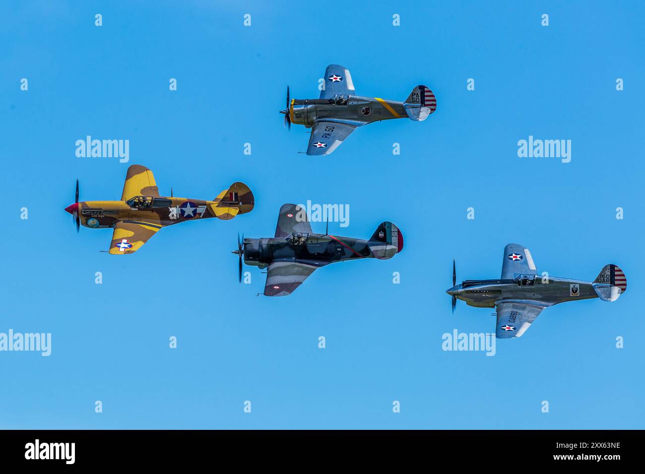 P40E Kittyhawk, P40 Warhawk und P36 Hawk von der USAAC fliegen in Formation auf der Church ...