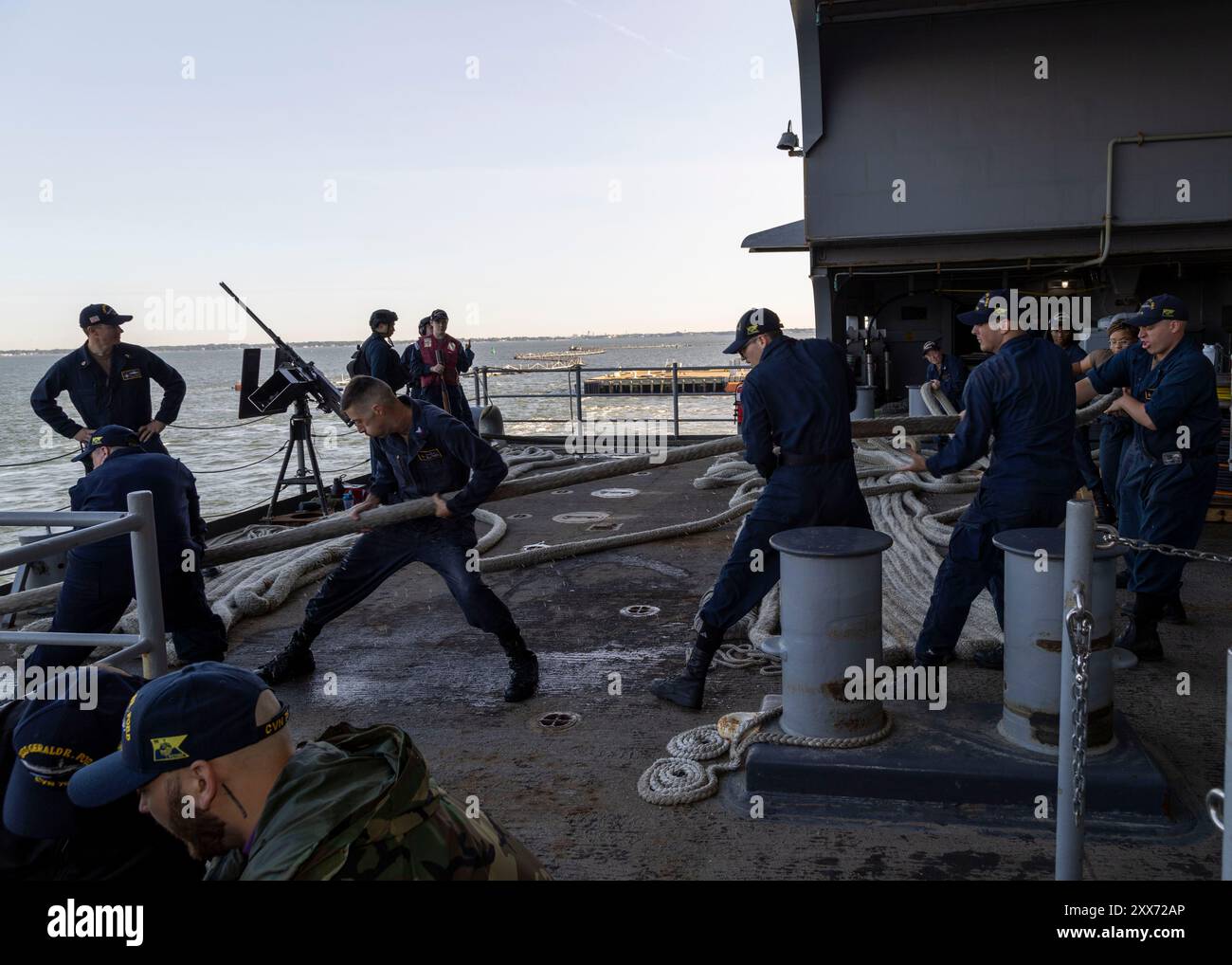 NORFOLK, Virginia (22. August 2024) Seeleute, die der Deck-Abteilung ...