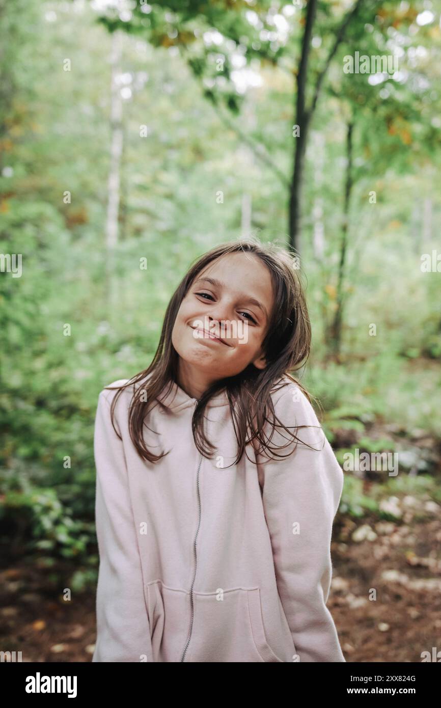 Mädchen im wald spazieren -Fotos und -Bildmaterial in hoher Auflösung – Alamy