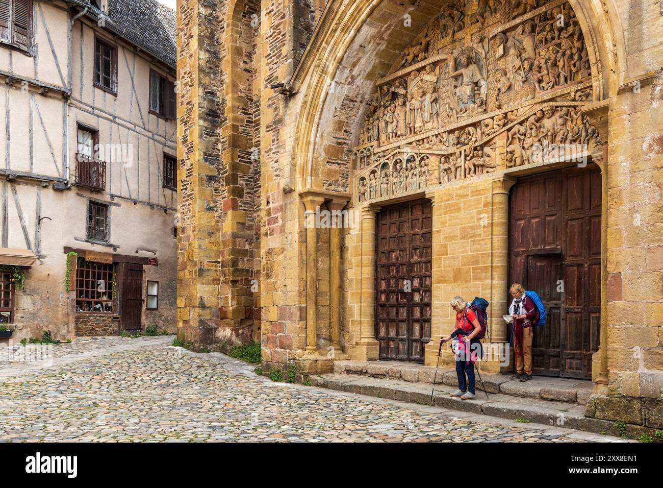 Frankreich, Aveyron, Conques, beschriftet mit Les Plus Beaux Villages de France, Abteikirche ...