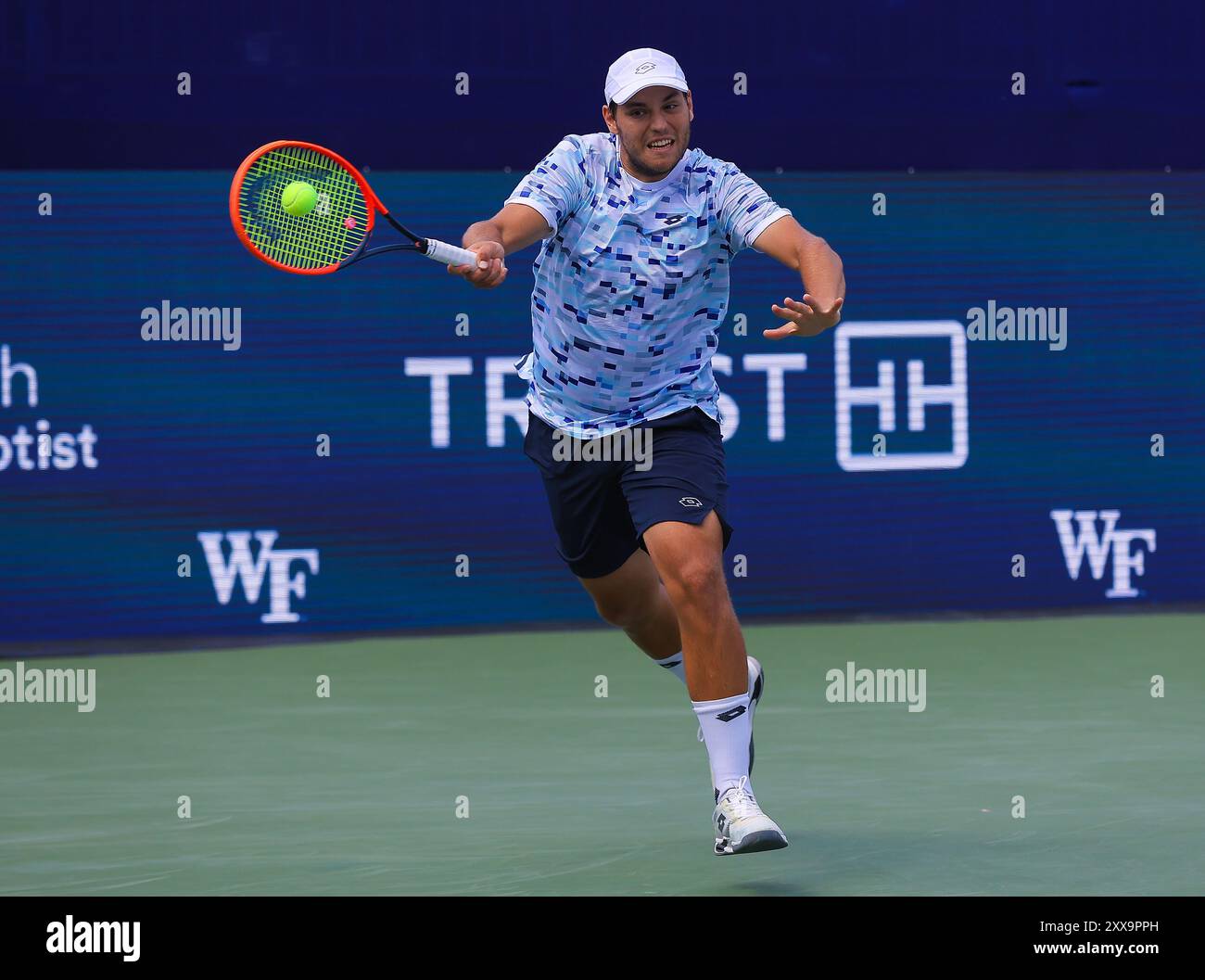 22. August 2024: Pavel Kotov trifft den Ball gegen Lorenzo Sonego ...