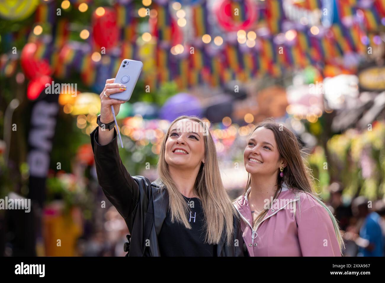 (l-r) die Mancunianer Devon und Lucy posieren für ein Selfie auf der ...