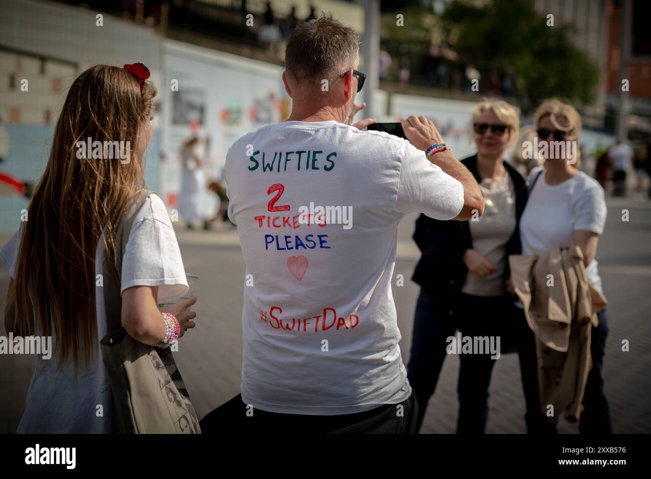 Taylor Swift Superfans oder „Swifties“ kommen nach Wembley in London ...