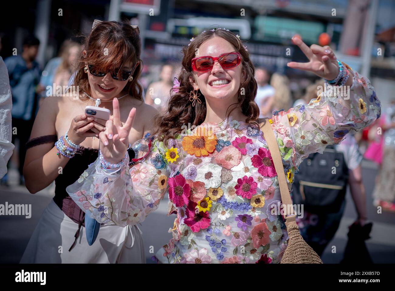 Taylor Swift Superfans oder „Swifties“ kommen nach Wembley in London ... Taylor Swift Superfans oder „Swifties“ kommen nach Wembley in London ...