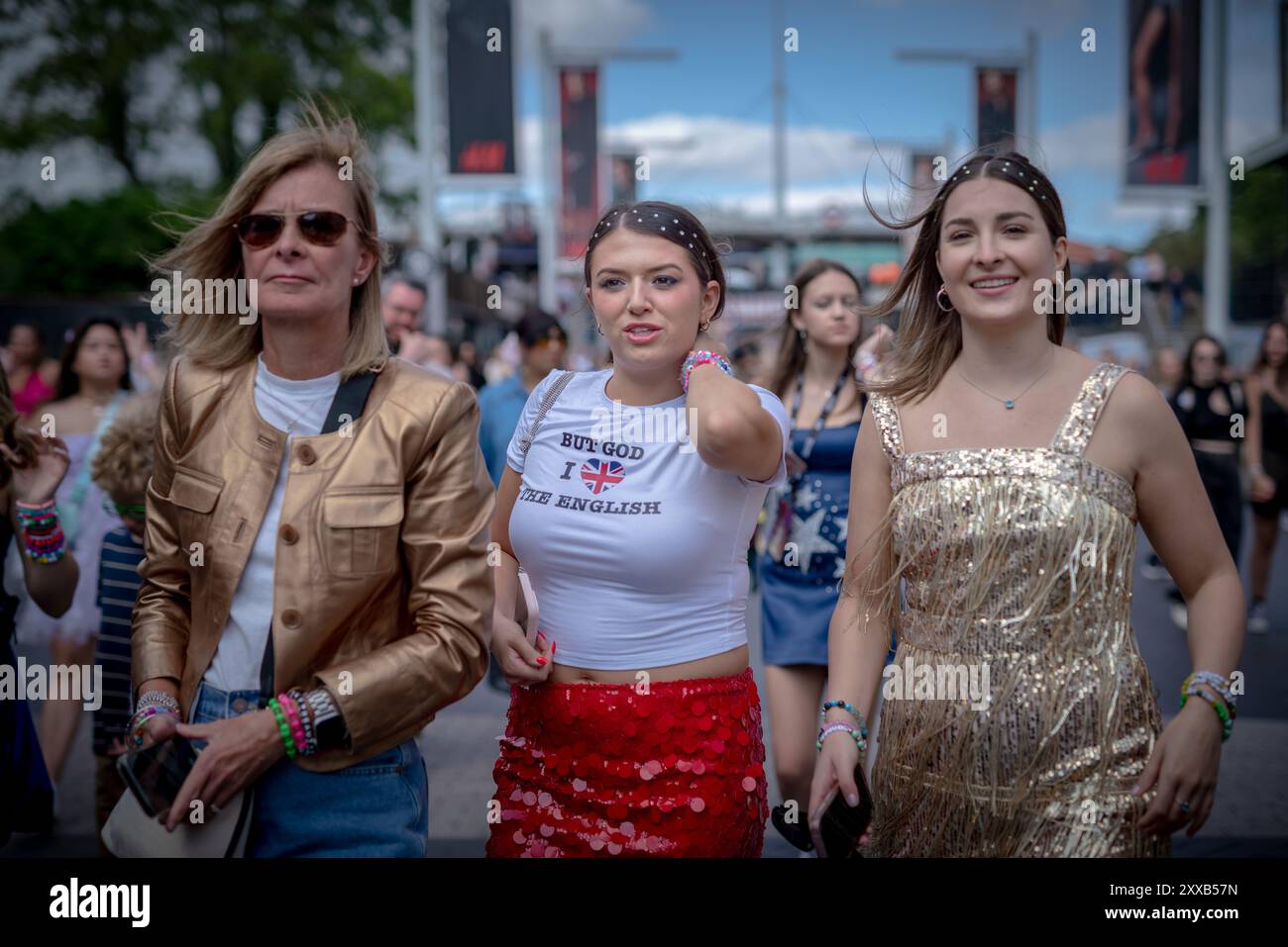 Taylor Swift Superfans oder „Swifties“ kommen nach Wembley in London ... Taylor Swift Superfans oder „Swifties“ kommen nach Wembley in London ...