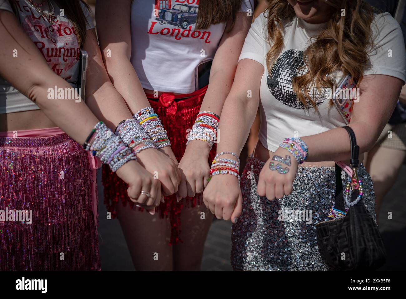 Taylor Swift Superfans oder „Swifties“ kommen nach Wembley in London ...