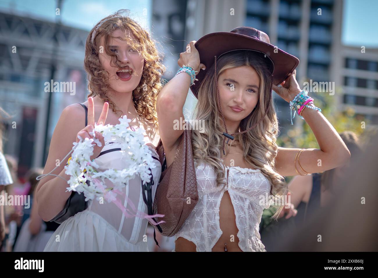 Taylor Swift Superfans oder „Swifties“ kommen nach Wembley in London ... Taylor Swift Superfans oder „Swifties“ kommen nach Wembley in London ...