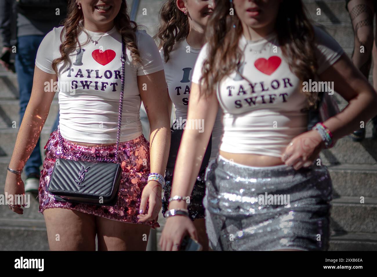 Taylor Swift Superfans oder „Swifties“ kommen nach Wembley in London ... Taylor Swift Superfans oder „Swifties“ kommen nach Wembley in London ...