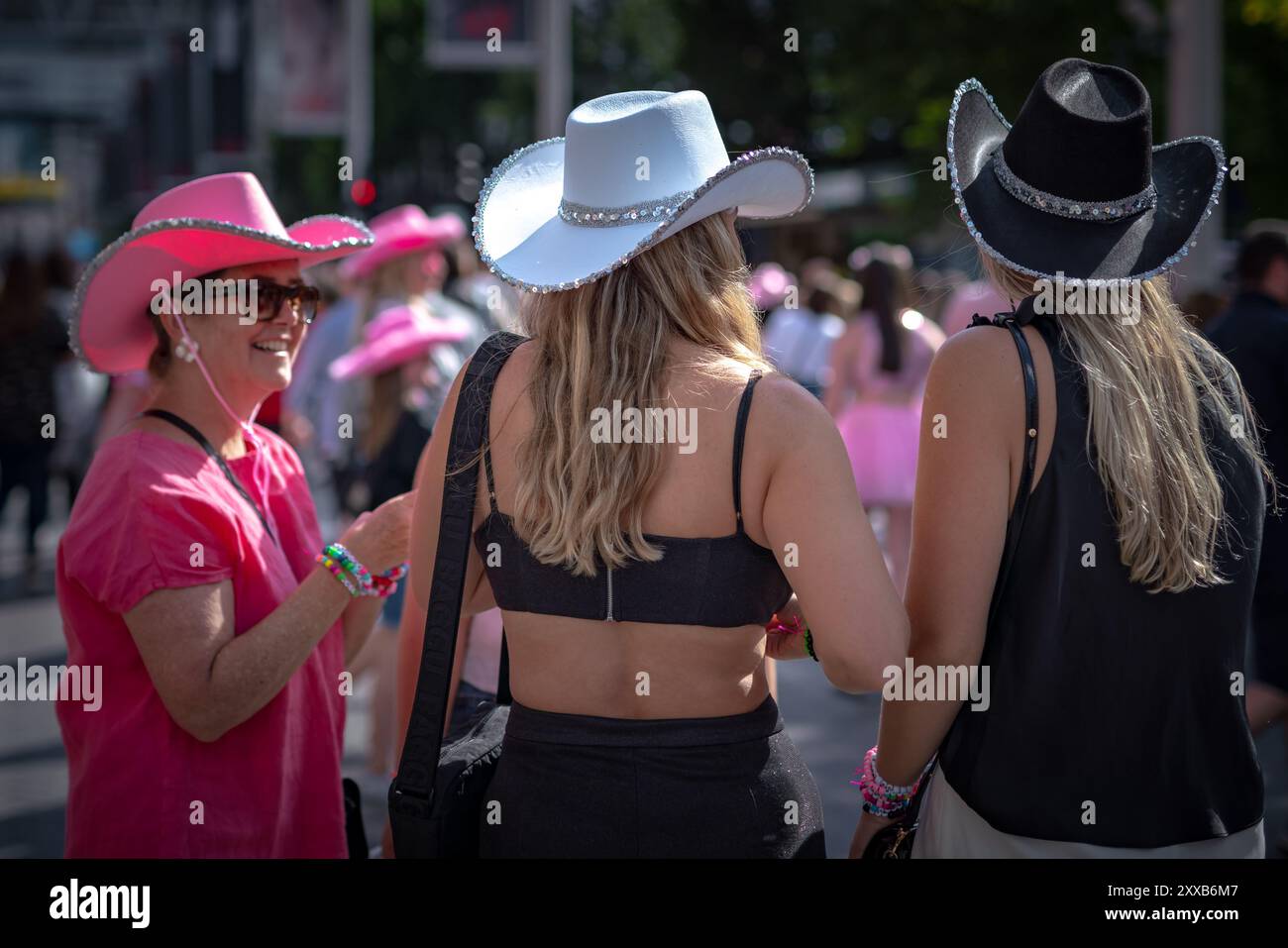 Taylor Swift Superfans oder „Swifties“ kommen nach Wembley in London ... Taylor Swift Superfans oder „Swifties“ kommen nach Wembley in London ...