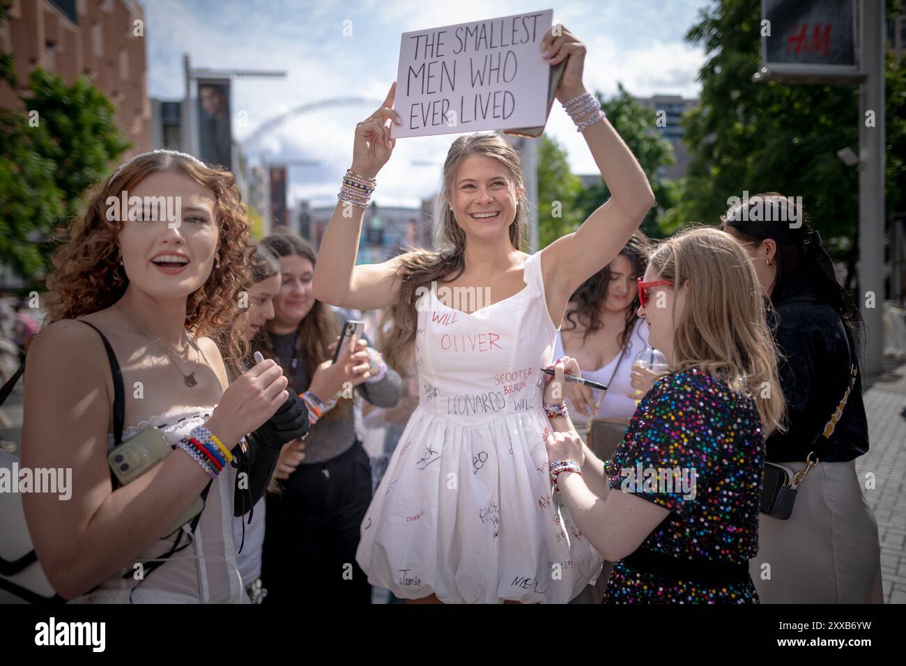 Taylor Swift Superfans oder „Swifties“ kommen nach Wembley in London ... Taylor Swift Superfans oder „Swifties“ kommen nach Wembley in London ...