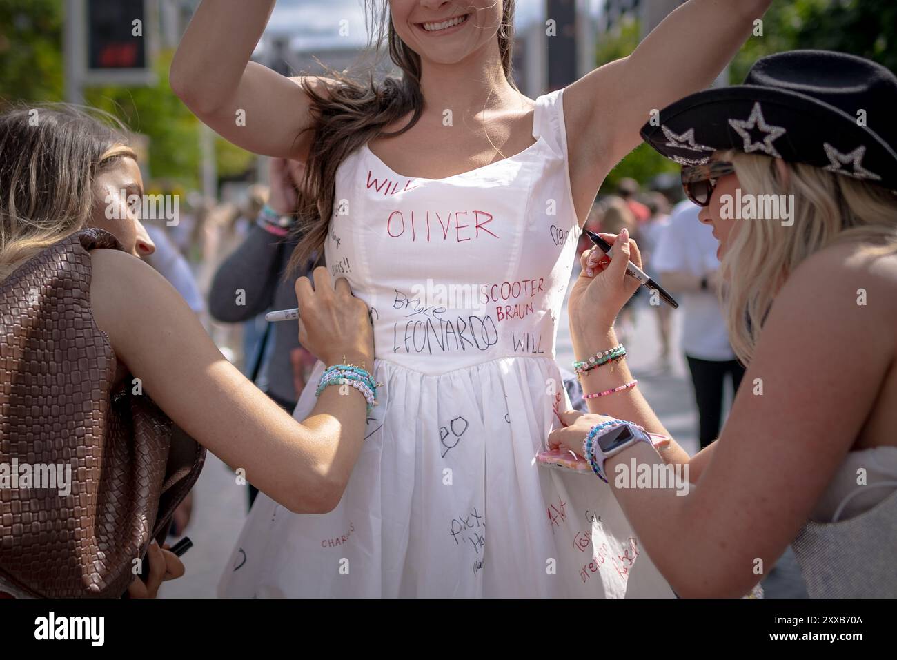 Taylor Swift Superfans oder „Swifties“ kommen nach Wembley in London ... Taylor Swift Superfans oder „Swifties“ kommen nach Wembley in London ...