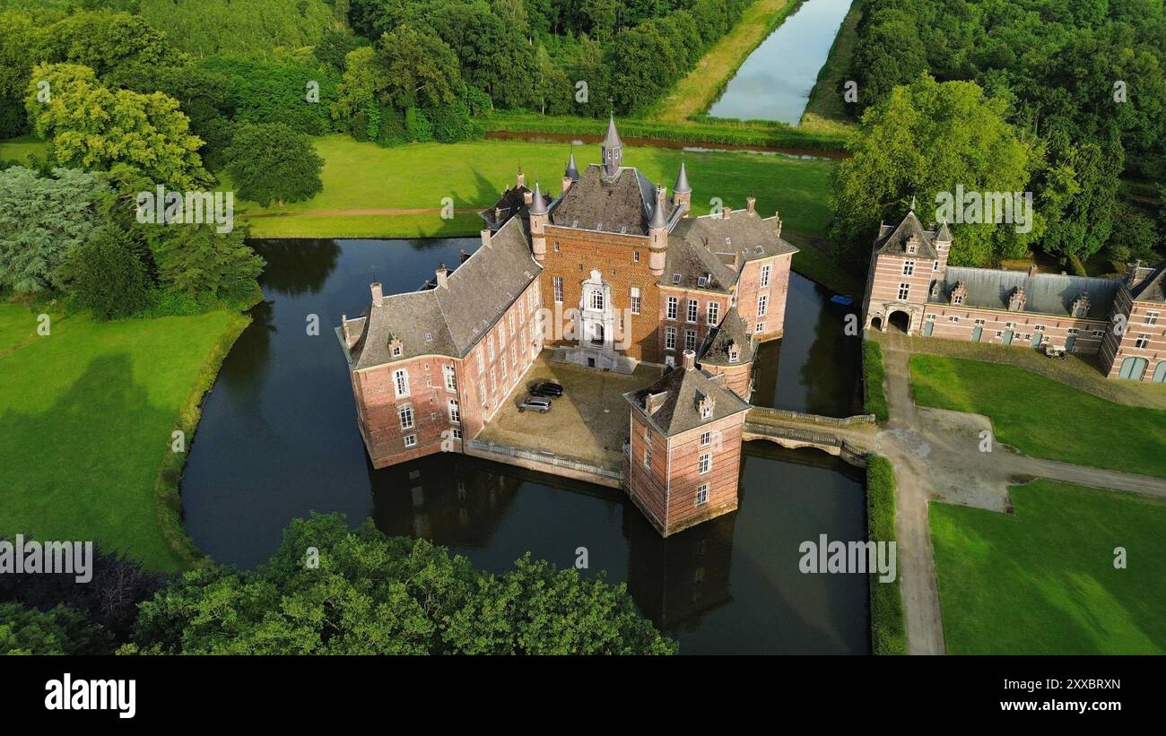Drohnenfoto merode schloss -Fotos und -Bildmaterial in hoher Auflösung ...