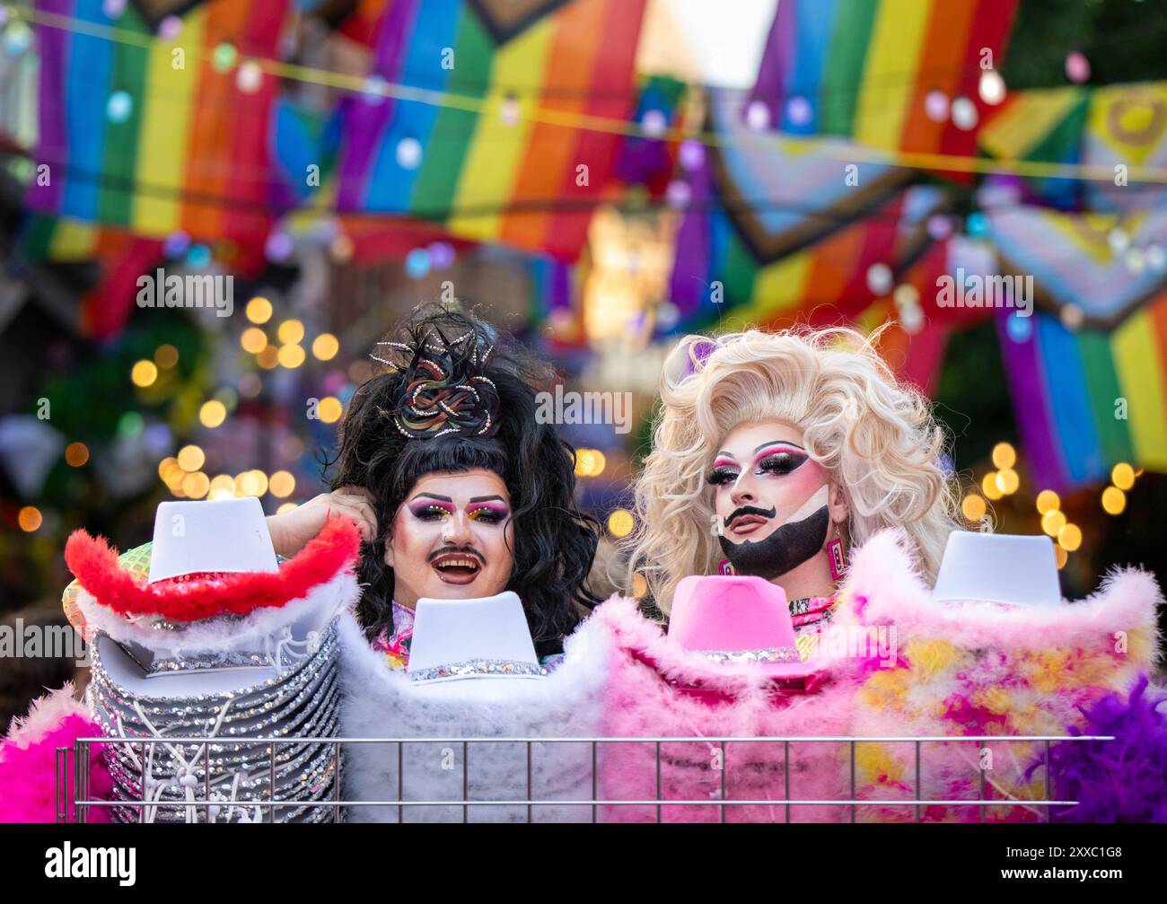 Drag Queens schließen sich den Menschenmassen auf der Canal Street im ...