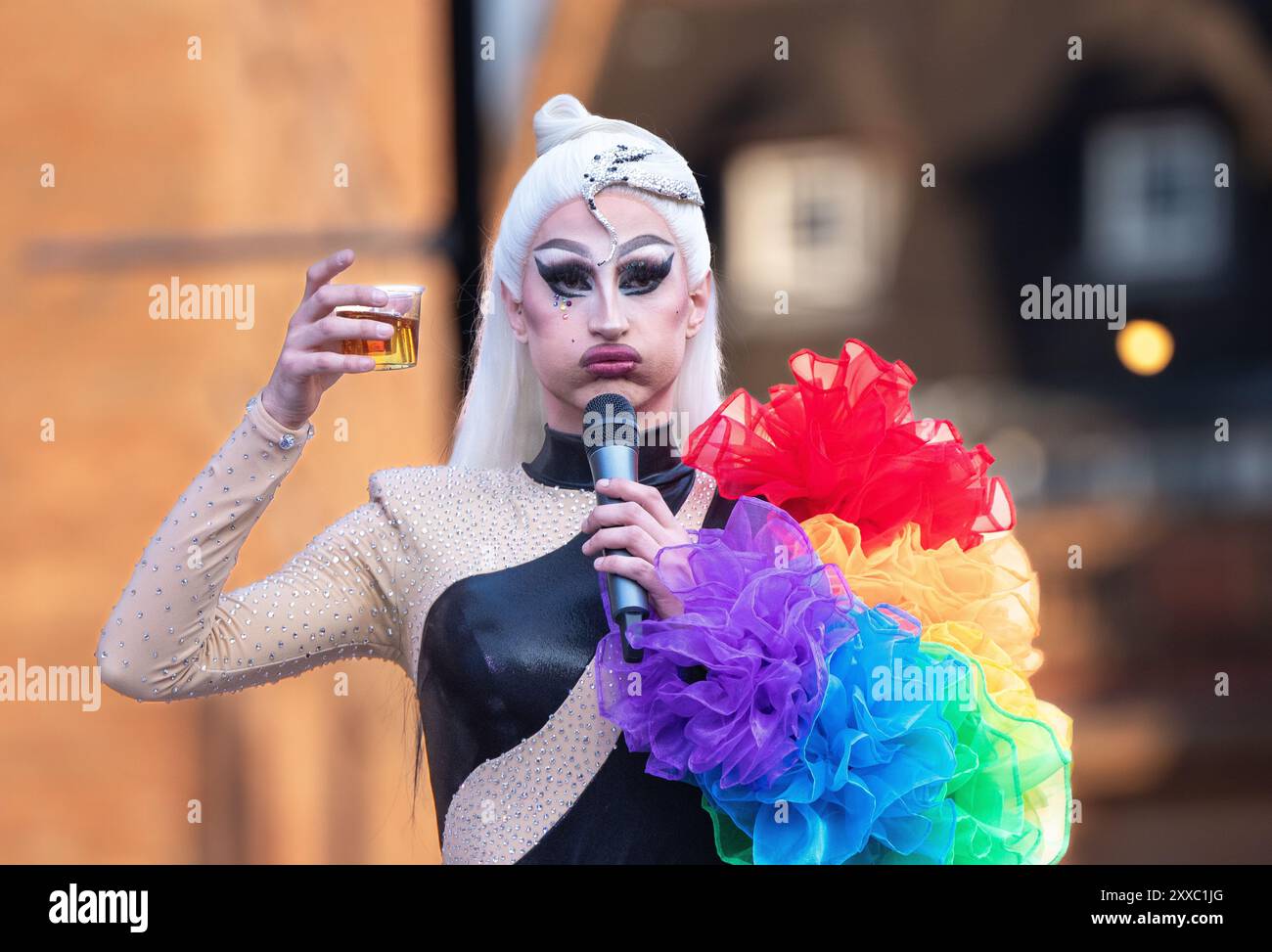 Drag Queen hebt einen Drink auf der Canal Street im Manchesters Gay ...