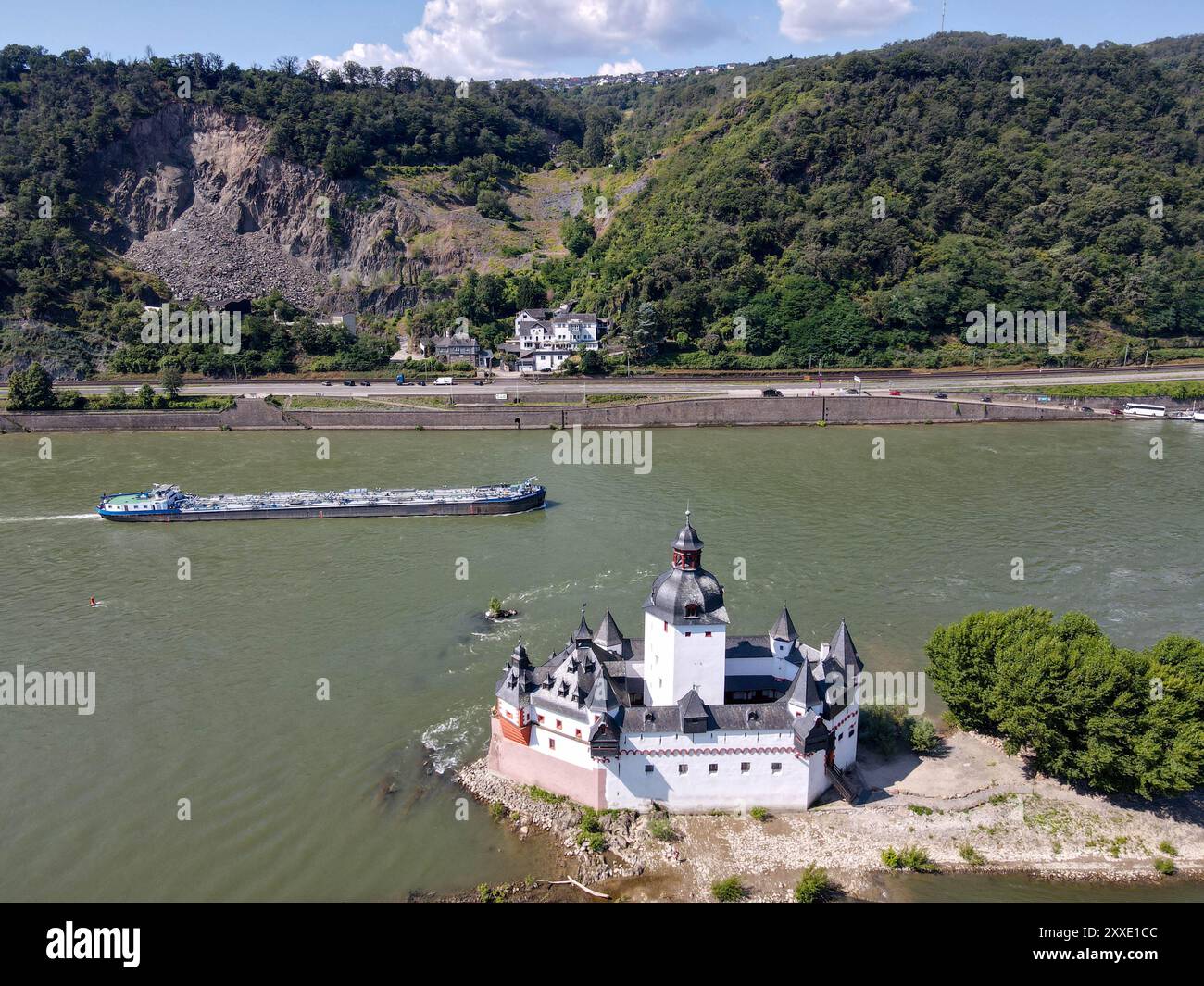 Kaub, Deutschland - 20. Juli 2024: Drohnenblick bei der Wasserburg ...