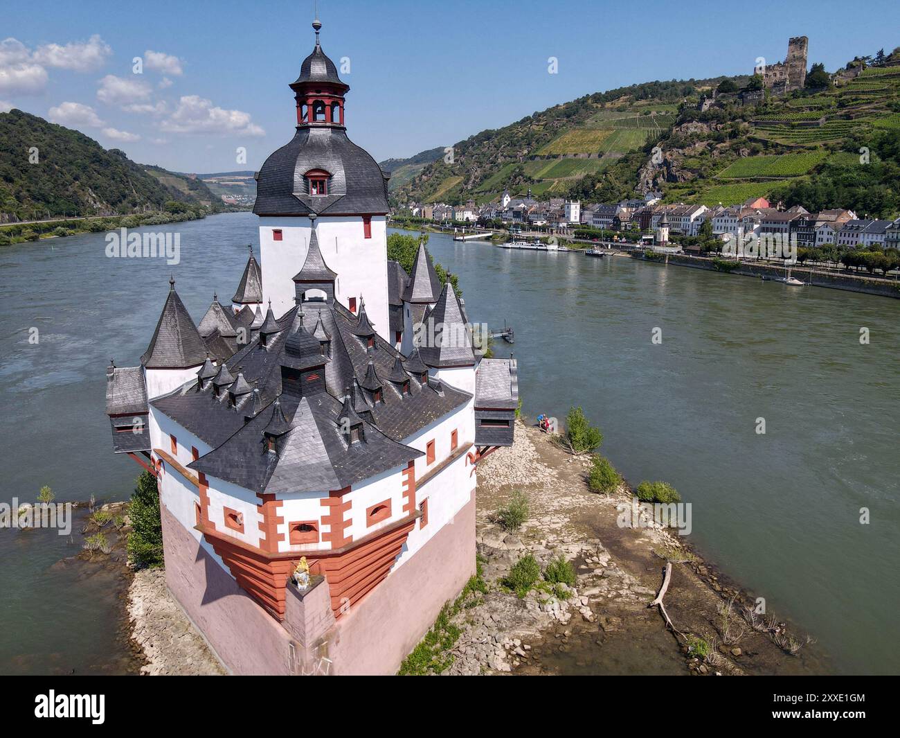 Kaub, Deutschland - 20. Juli 2024: Drohnenblick bei der Wasserburg ...