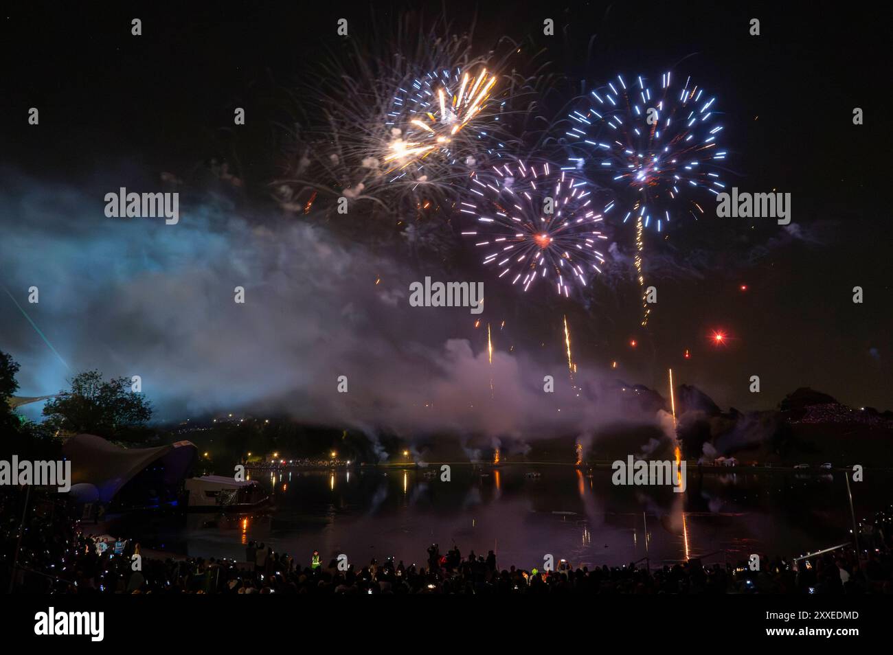 Muenchen, Sommerfestival Olympiapark 2024 , grosses Feuerwerk ueber dem ...
