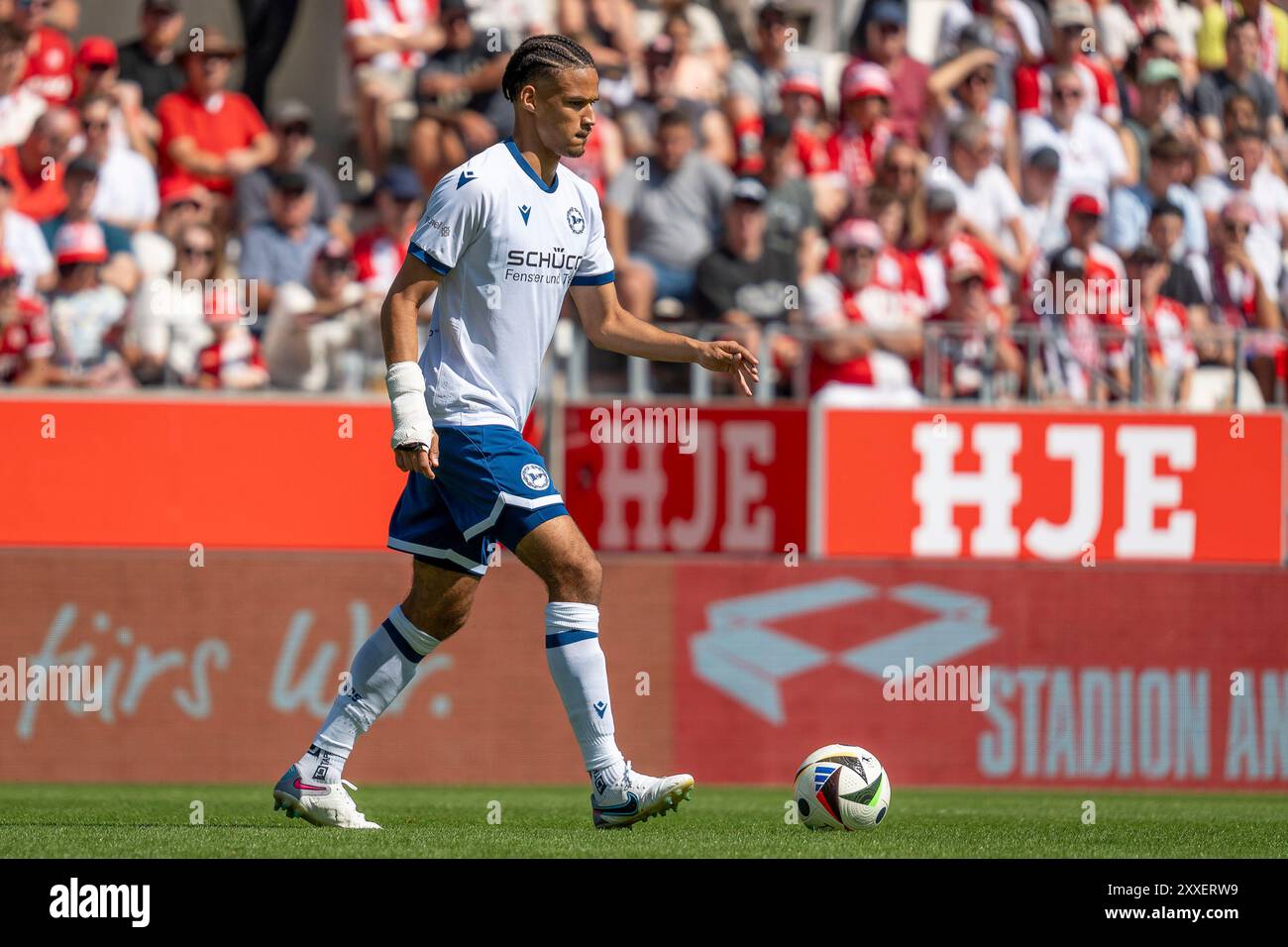 Essen, Deutschland. August 2024. Joel Felix (Arminia Bielefeld, #3) am ...