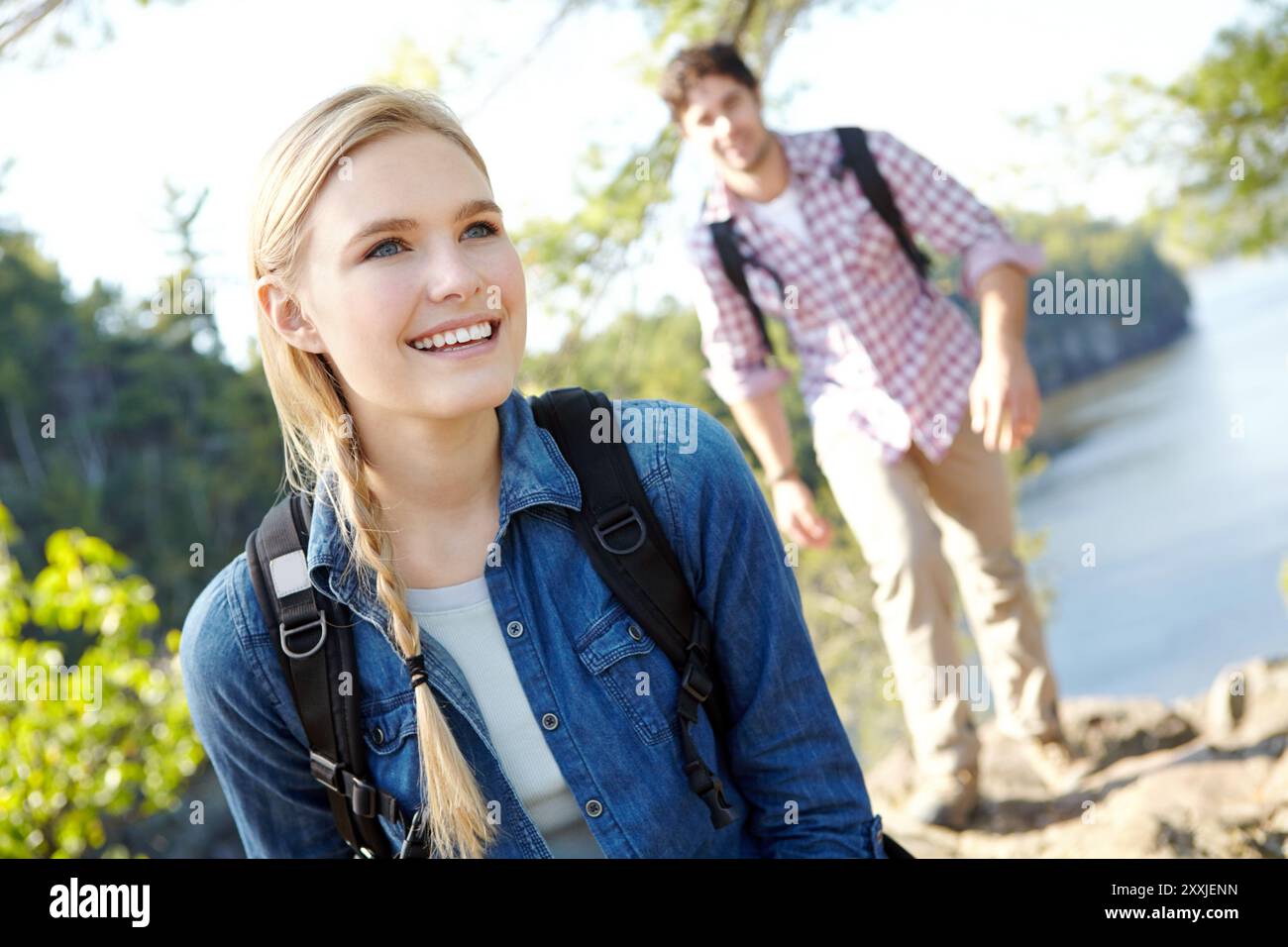 Berge, Aussichten oder Paare Wandern auf dem Fluss für Reisen, Outdoor ...