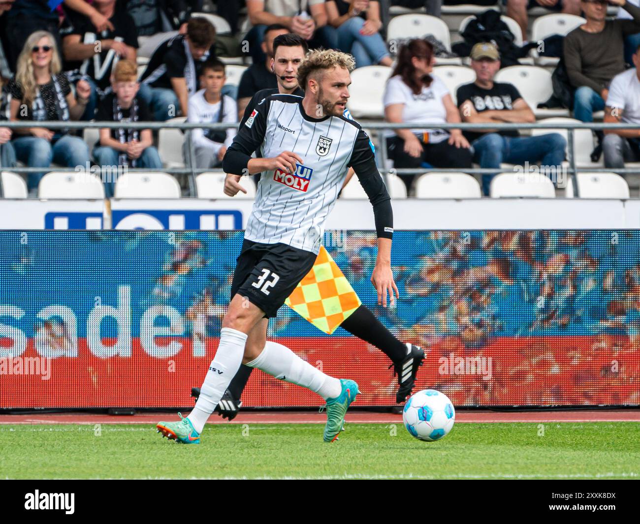 Philipp Strompf (SSV Ulm 1846, #32) am Ball, GER, SSV Ulm 1846 vs ...