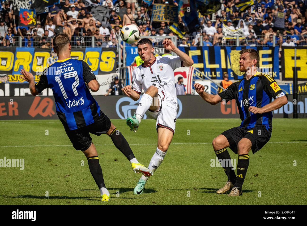 Dreikampf (von links) Dominic Becker (17), Felix Kreidel (43), Manuel ...