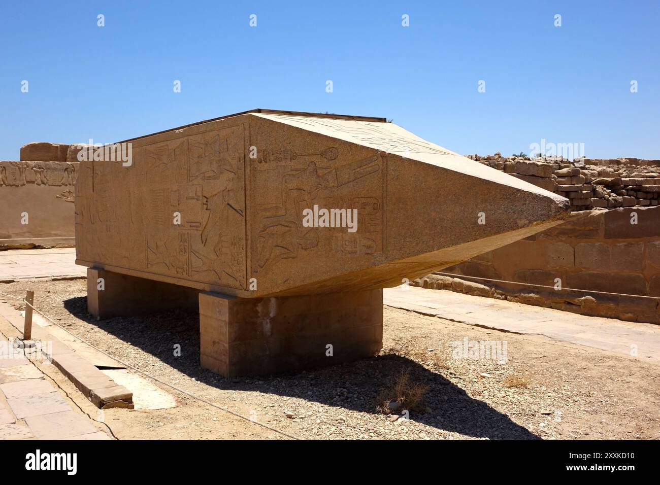 Besucher bewundern den beeindruckenden Obelisken am Karnak ...