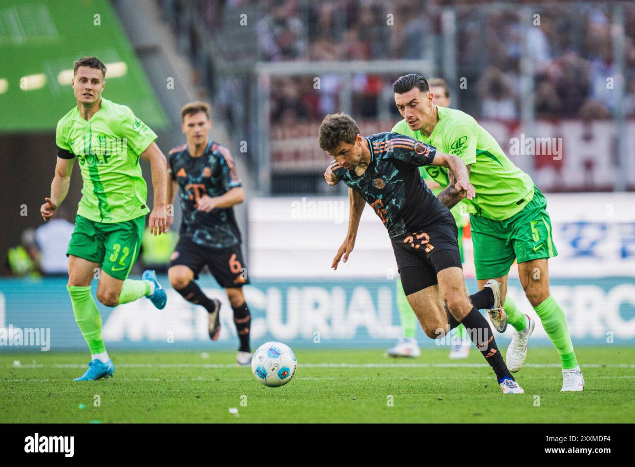 Cedric Zesiger (VfL Wolfsburg, #05), Thomas Müller (FC Bayern München ...