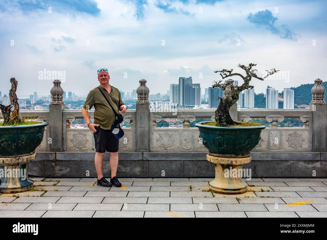 Ein Besucher des buddhistischen Tempels Kek Lok Si in Penang, Malaysia ...