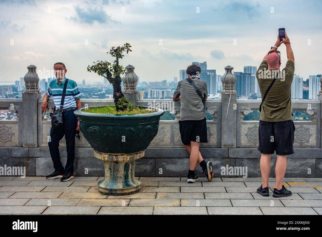 Besucher des buddhistischen Tempels Kek Lok Si in Penang, Malaysia ...