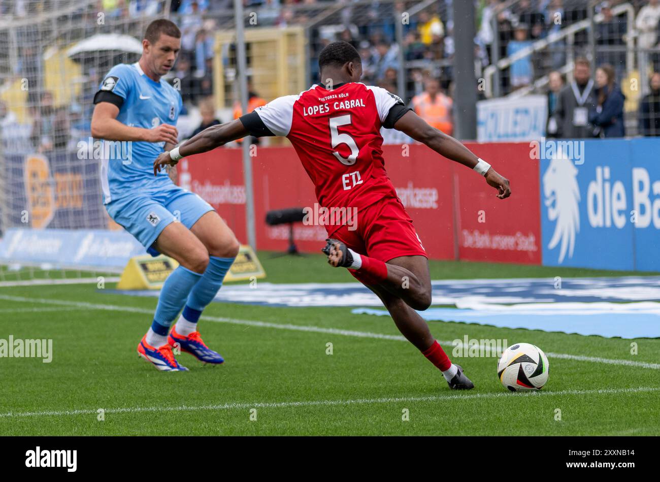 Max Reinthaler (TSV 1860 München, #16) verteidigt gegen Sidny Lopes ...