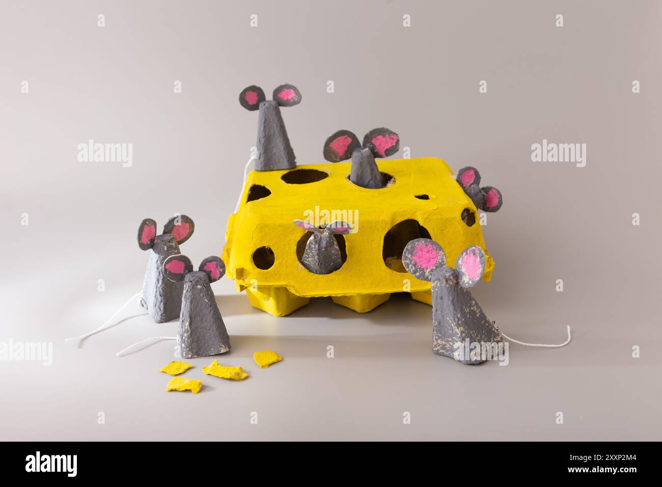 Kreative Wiederverwendung, in Eierkarton gedrehter Käse beherbergt Papiermäuse. Graues und ...