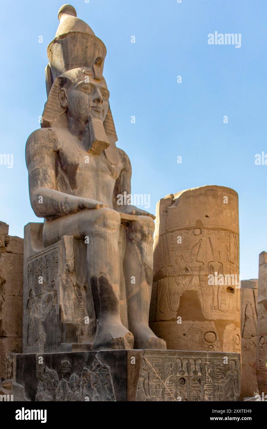 Die kolossale Statue von Ramses II. Bewacht die antike Stadt Theben ...