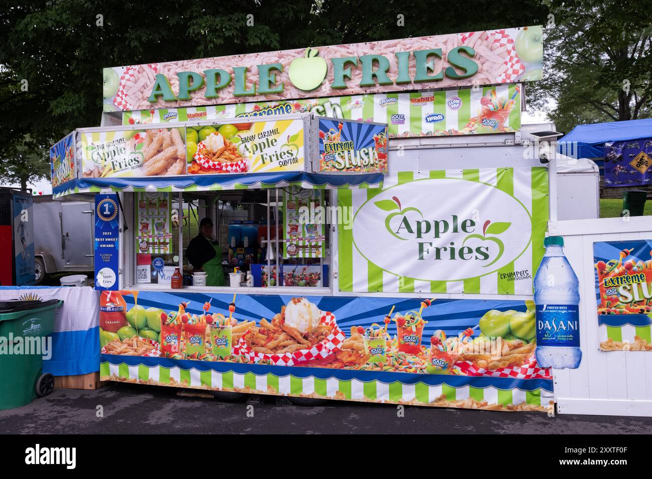 Ein Imbissstand, der Apfelfritten verkauft und Obst zu einem lausigen ...