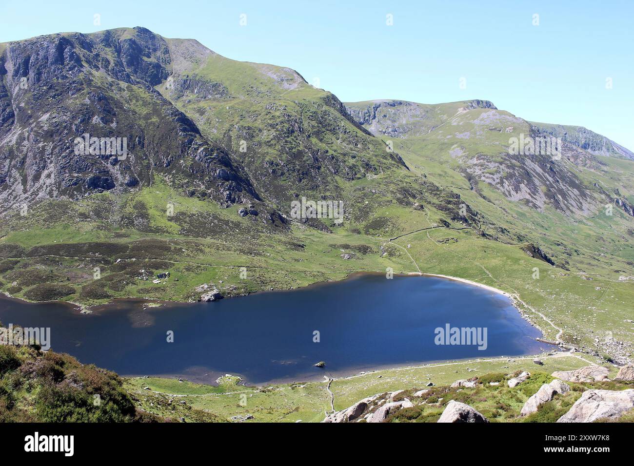 Blick Nach Llyn Idwal Vom Track Down Von Llyn Bochlwyd Stockfotografie ...