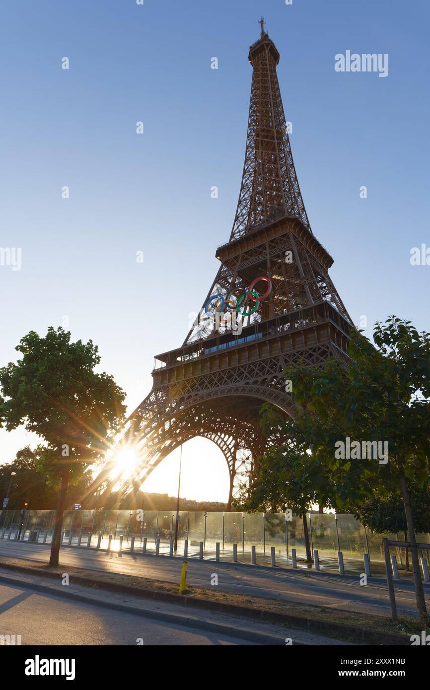 Der Blick auf den Eiffelturm mit den Olympischen Ringen der Olympischen Spiele 2024 in Paris bei ...