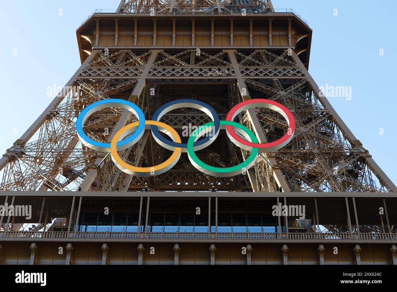 Der Blick auf den Eiffelturm mit den Olympischen Ringen der Olympischen Spiele 2024 in Paris ...