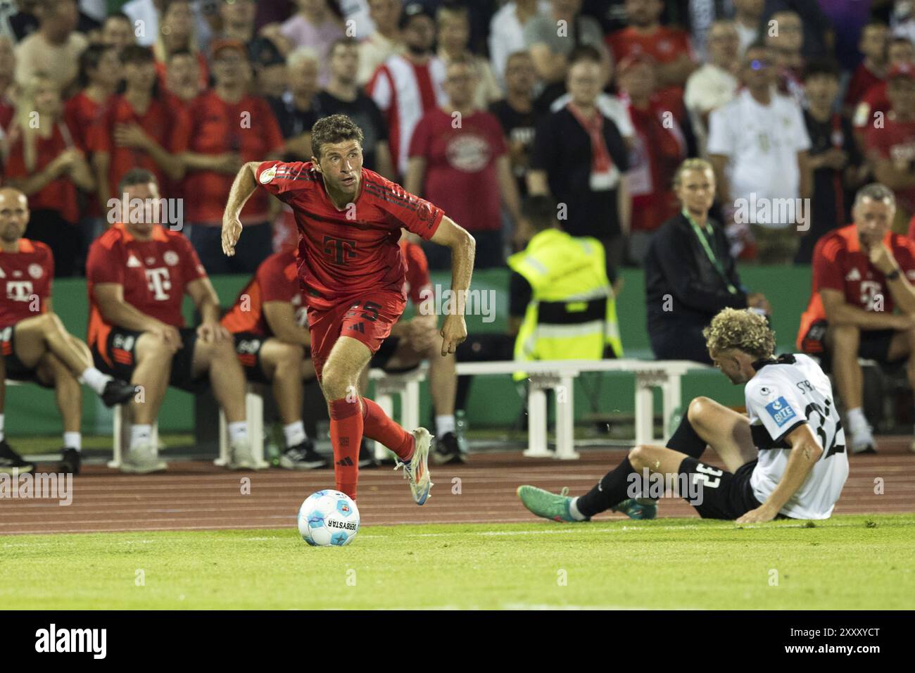 Thomas Müller FC Bayern München ging mit dem Ball an Philipp STROMPF ...