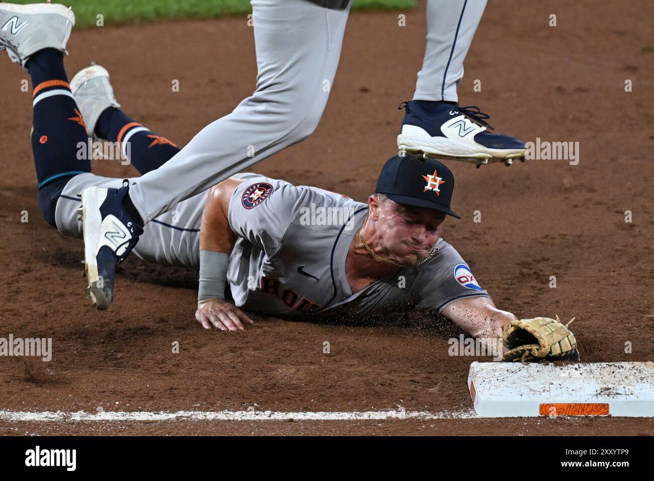 Houston Astros first baseman Zach Dezenzo dives to first base to record ...