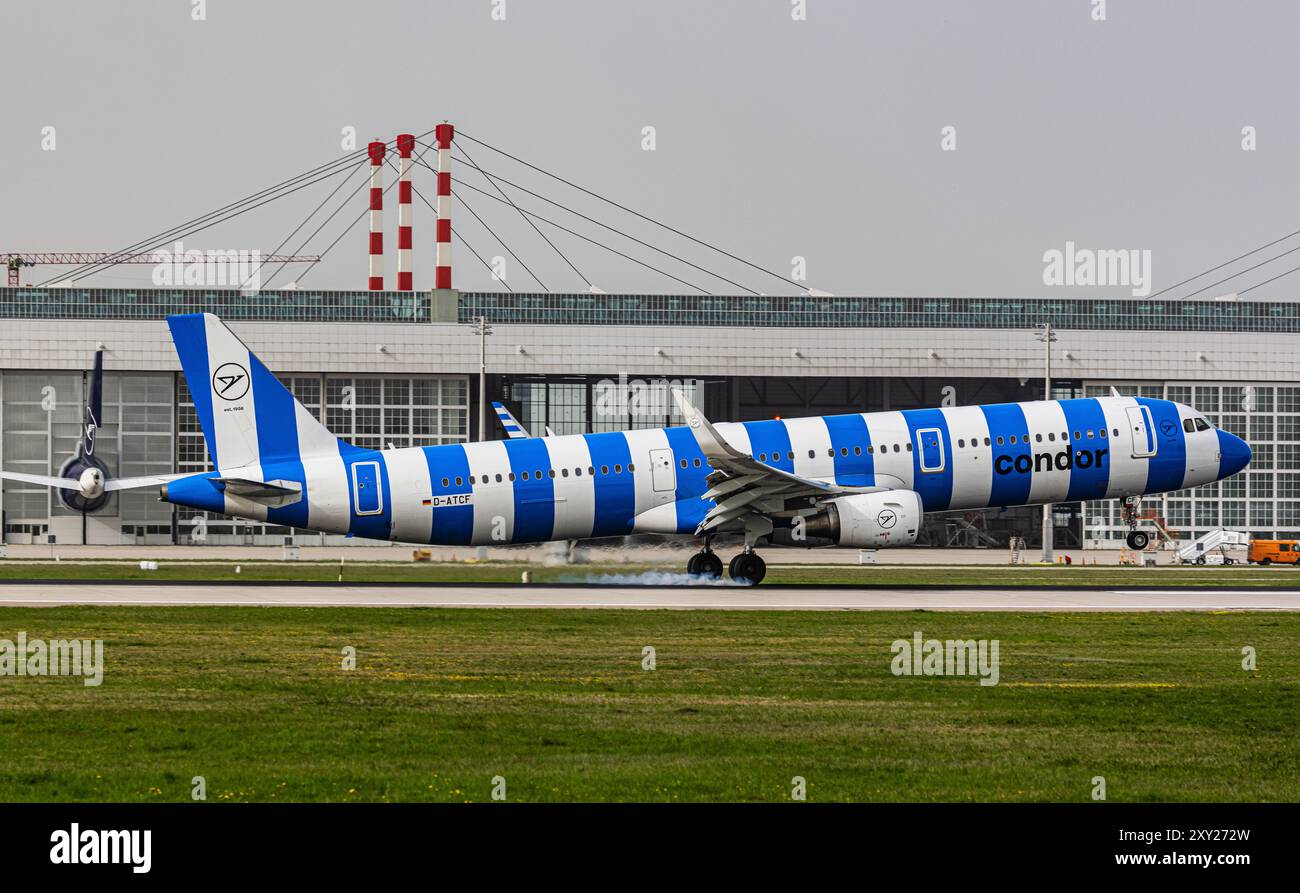 München, 8. April 2024: Ein Airbus A321-211 von Condor fährt auf der ...