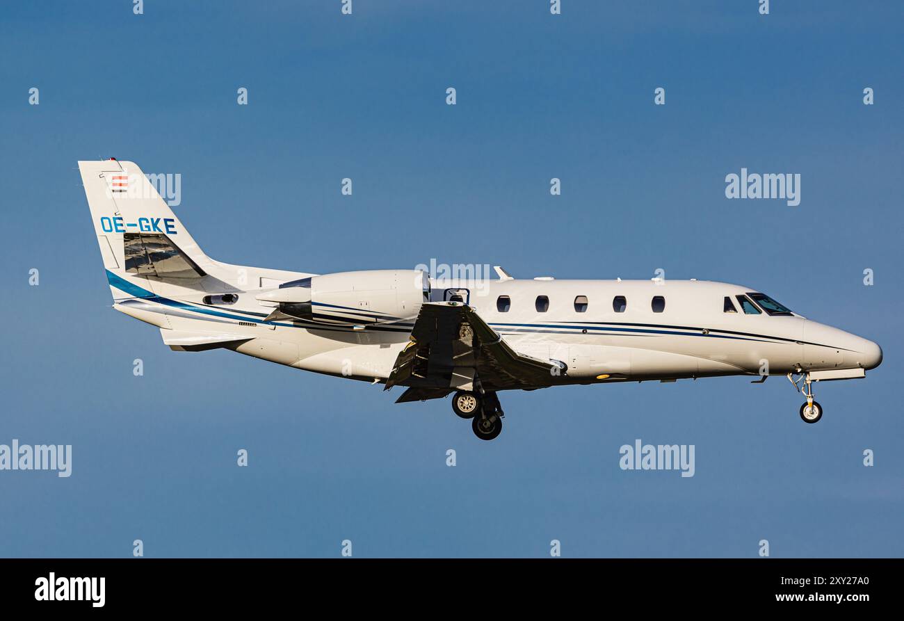 Eine Cessna 560XL Citation XLS von Fly Tyrol ist auf dem letzten Anflug ...