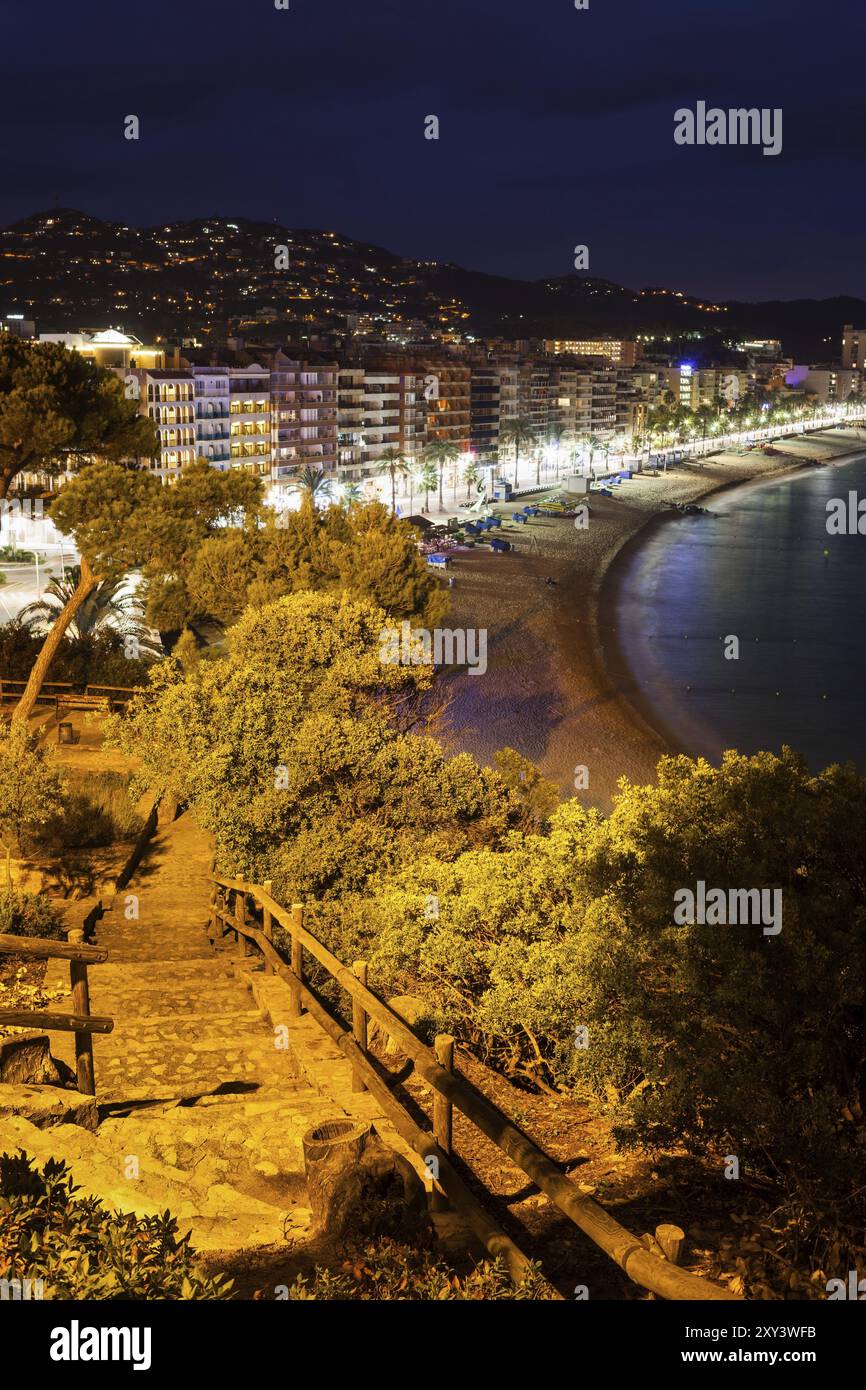 Lloret de Mar Stadt bei Nacht, Blick auf den Park am Hang in einem ...