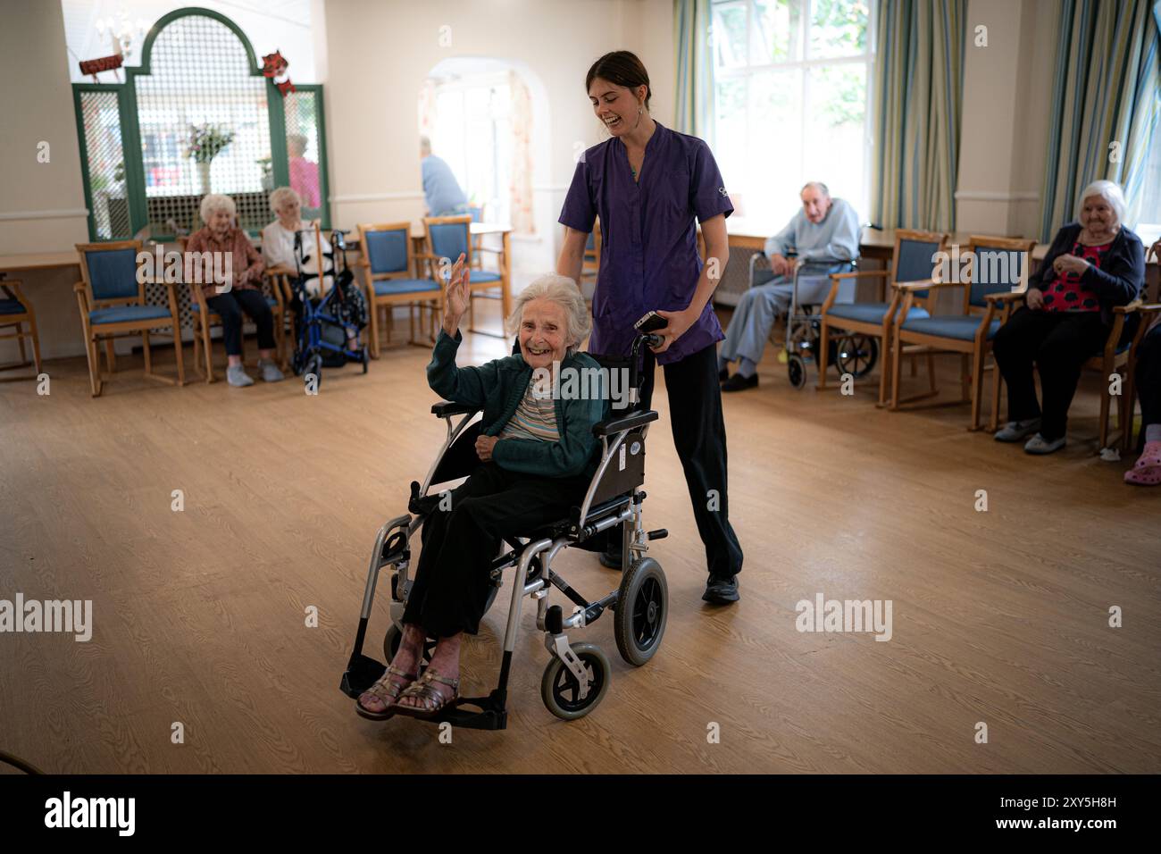 Mary Griffin, 93 Jahre alt, wurde von der Aktivitätsassistentin Leanna ...