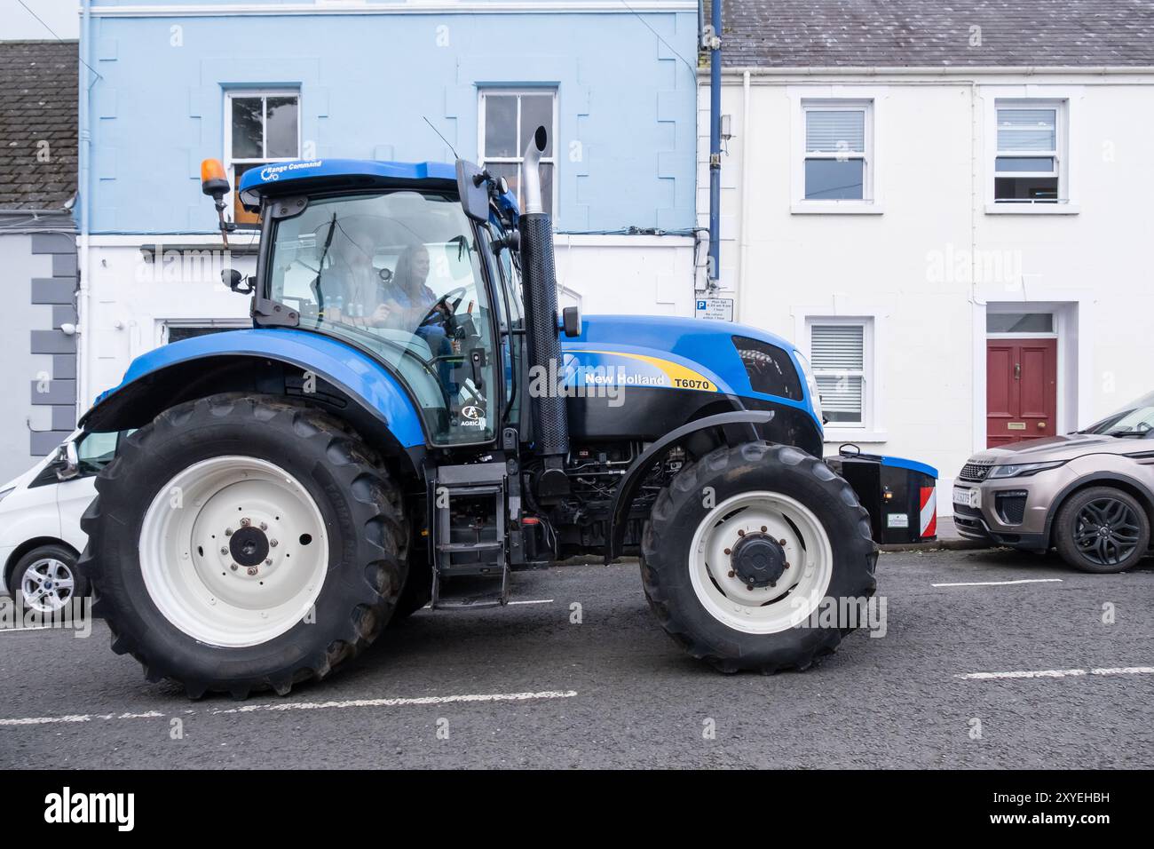 Blauer New Holland-Traktor T6070 wird im Rahmen der ...