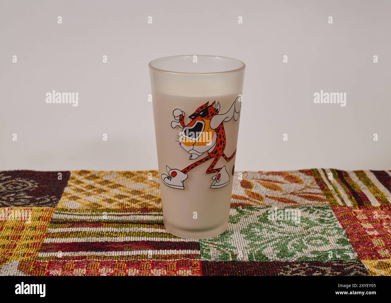 Cheetos glas milch -Fotos und -Bildmaterial in hoher Auflösung – Alamy