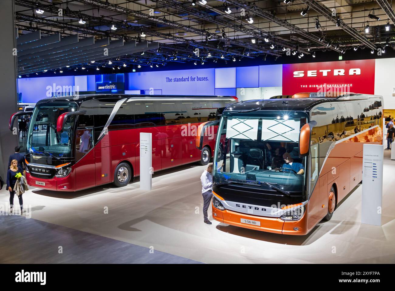 Der Tourenbus Setra S 516 HD wurde auf der Hannover IAA Nutzfahrzeuge Motor Show vorgestellt ...