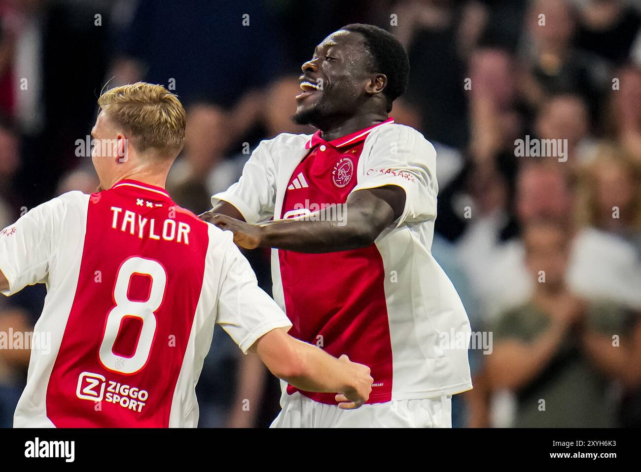 AMSTERDAM, NIEDERLANDE - 29. AUGUST: Kenneth Taylor vom AFC Ajax und Brian Brobbey vom AFC Ajax ...