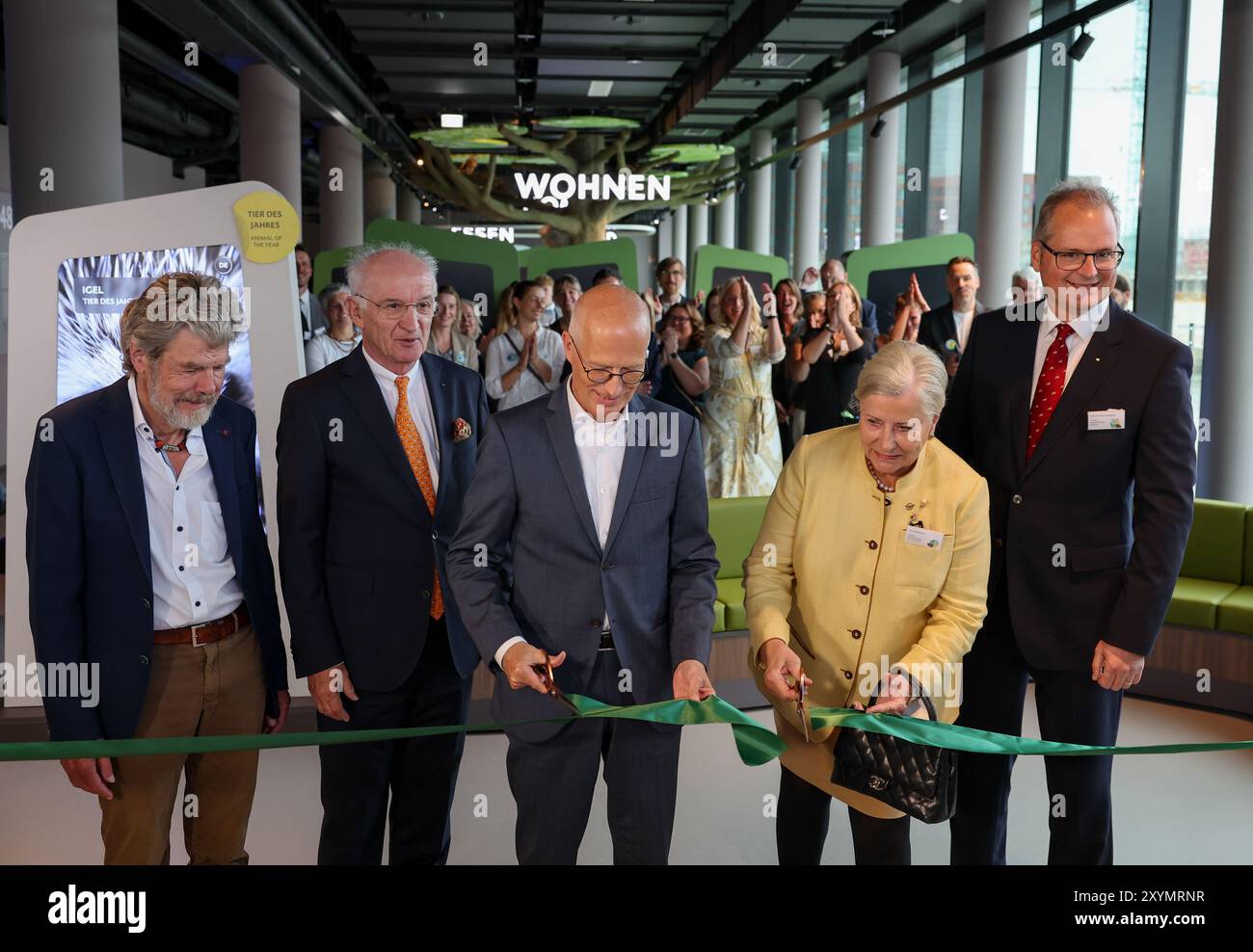 30. August 2024, Hamburg: Hamburgs Bürgermeister Peter Tschentscher (3 ...