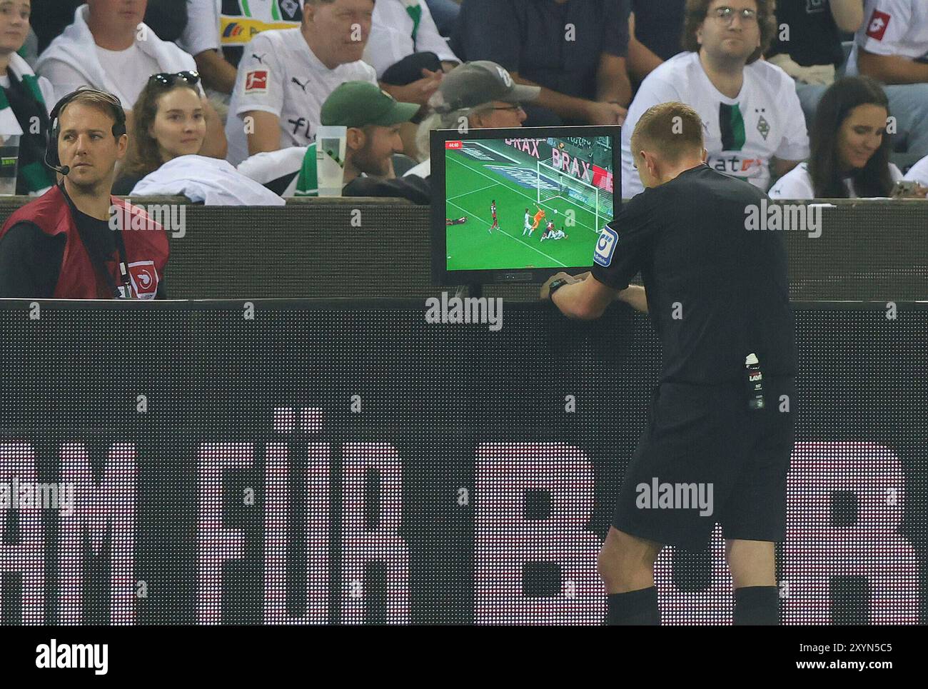 Var foul fussball -Fotos und -Bildmaterial in hoher Auflösung – Alamy