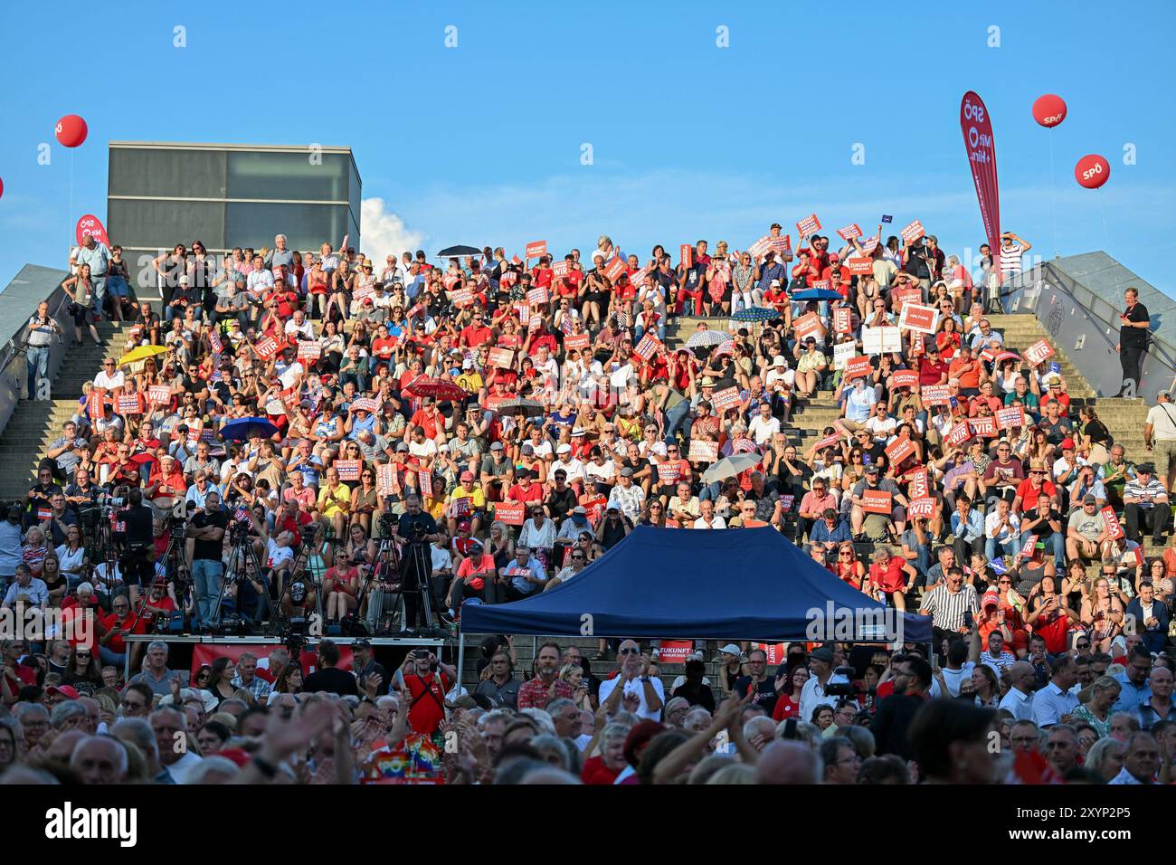 Linz, Österreich. August 2024. LINZ, ÖSTERREICH - 29. AUGUST: Besucher ...