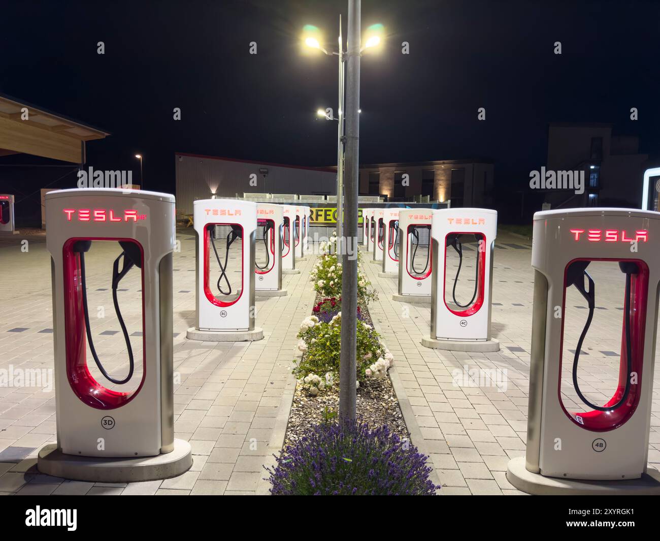 Brennero, Deutschland. Juni 2024. Tesla Super Charger Kraftwerk an der ...